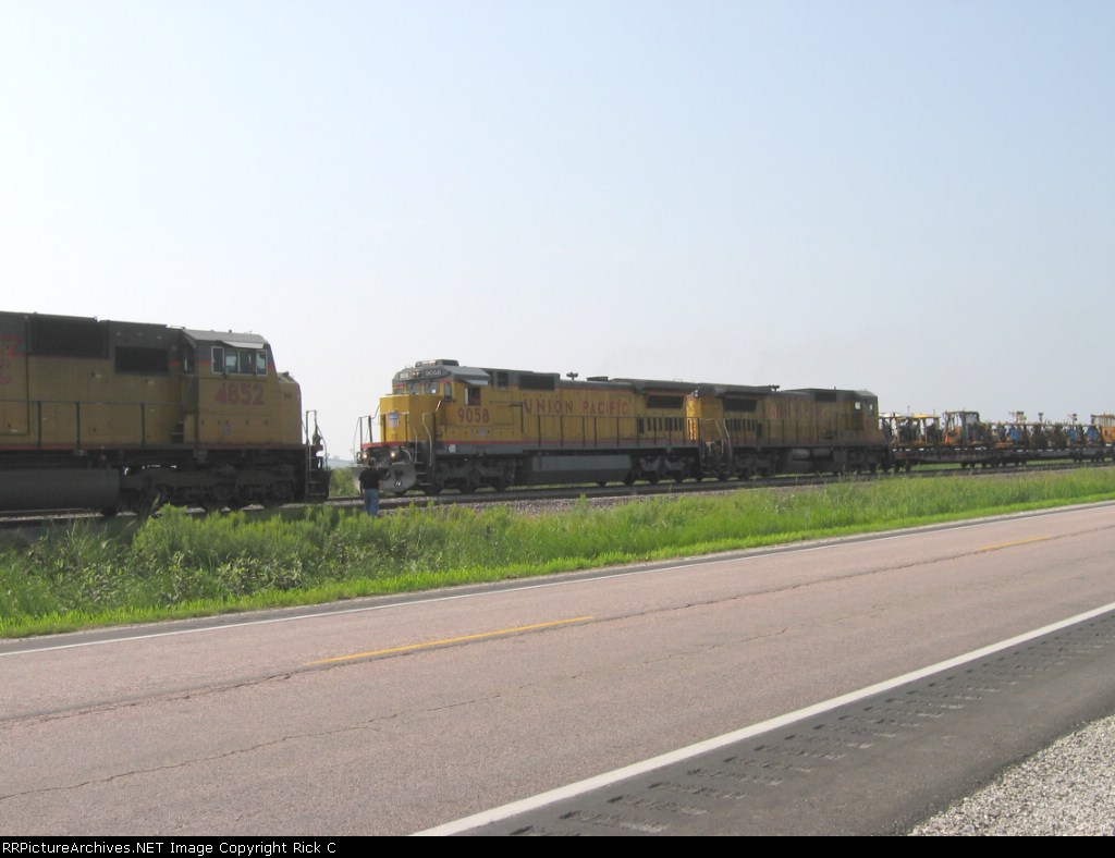 UP 4852's Conductor Gives UP 9058 a Rollby